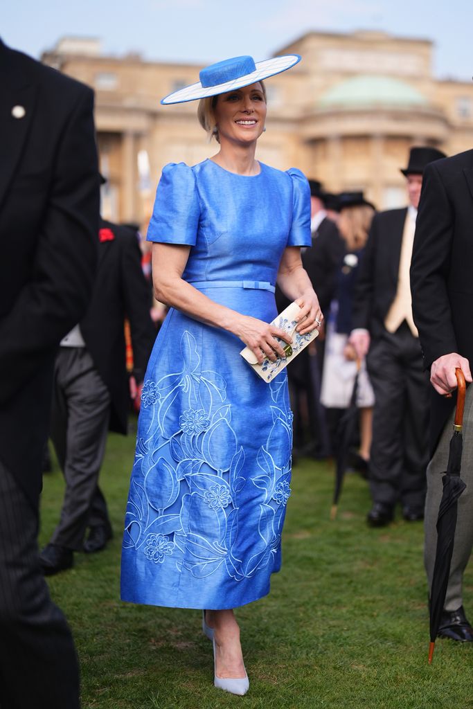 Zara Tindall reaparece de azul royal con vestido de lino y un tocado ...