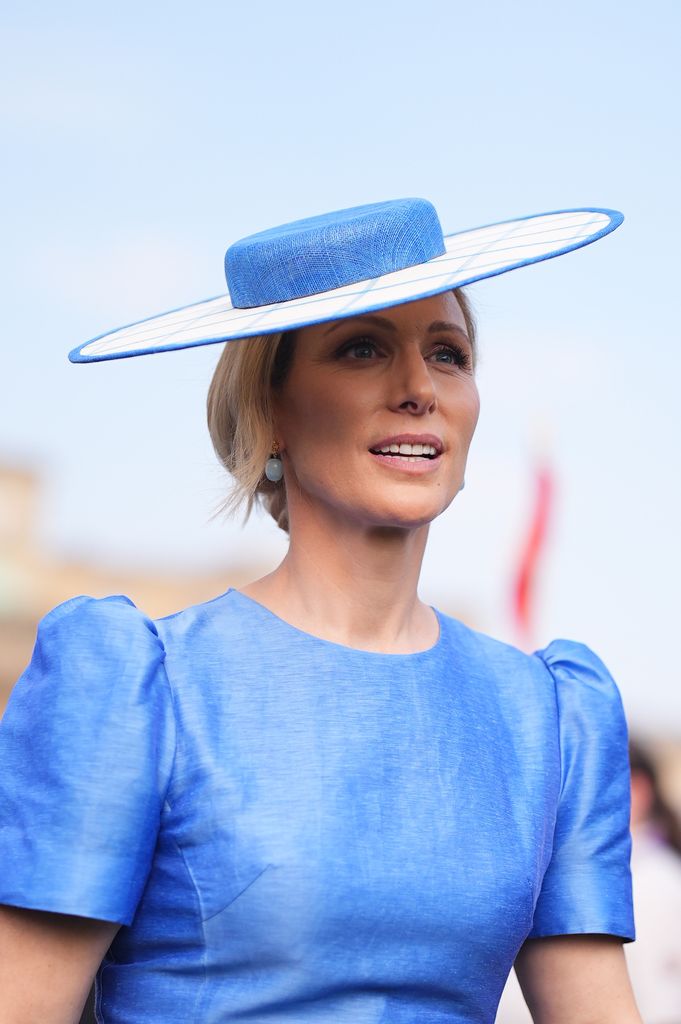 Zara Tindall reaparece de azul royal con vestido de lino y un tocado ...
