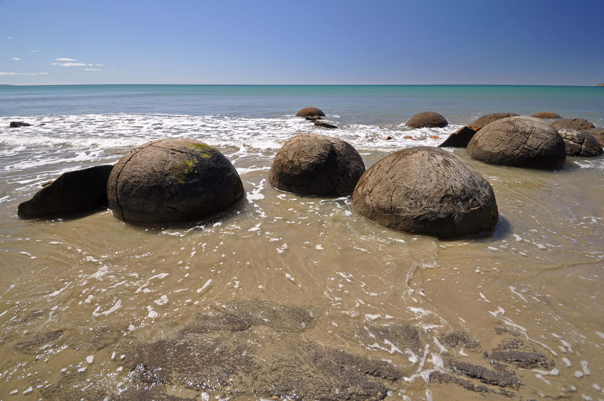 Photos of 17 peculiar rock formations baffling scientists