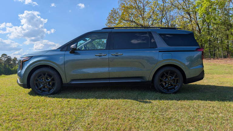 The 2026 Kia Carnival hybrid makes most 3-row SUVs look like expensive ...