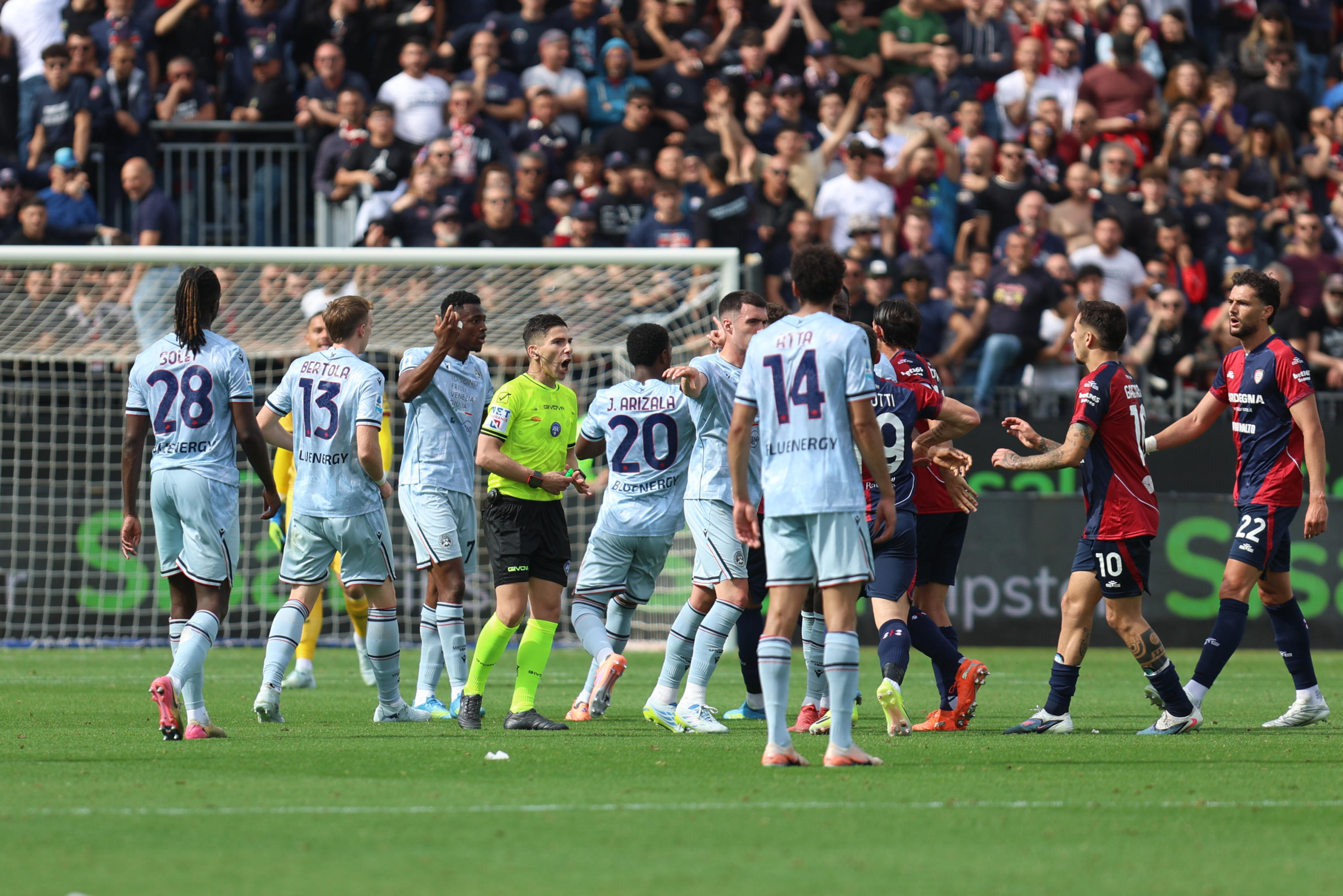 Serie A: finale teso a Cagliari, Davis contro Dossena