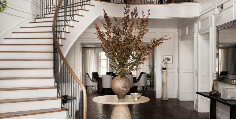 Jeremiah Brent added antiques and ample seating to this hosting-ready ...