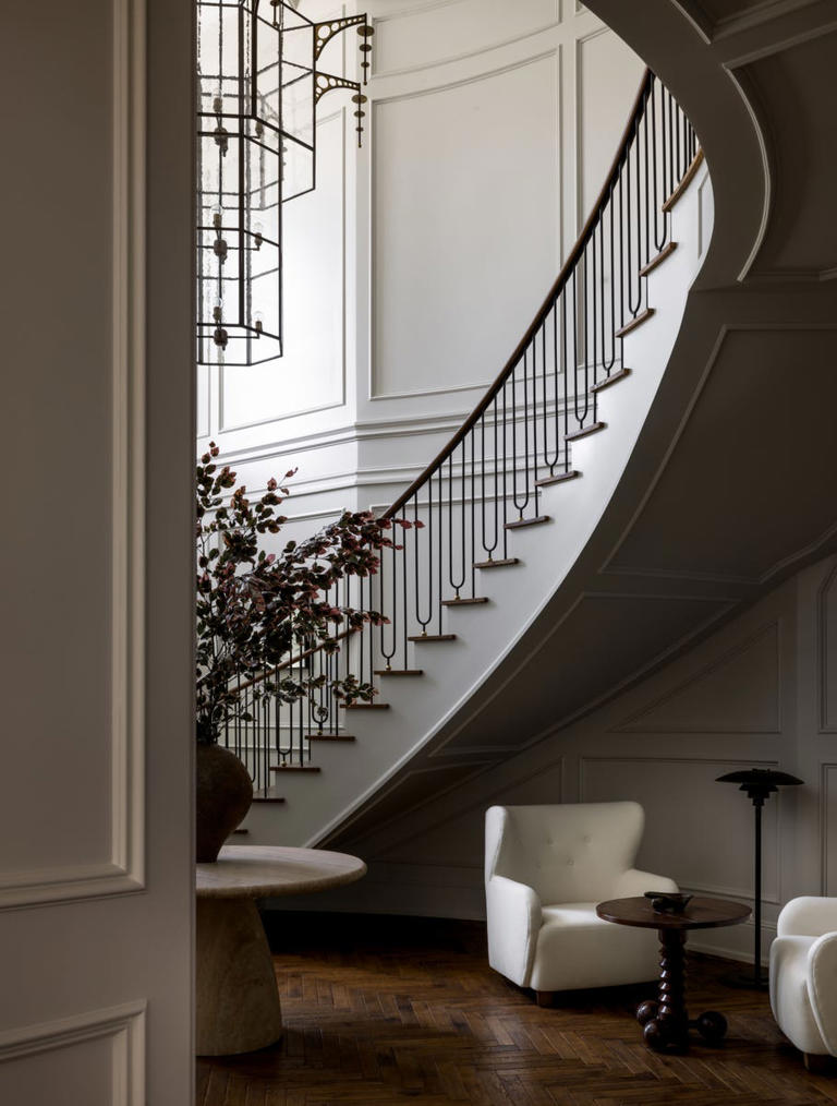 Jeremiah Brent added antiques and ample seating to this hosting-ready ...