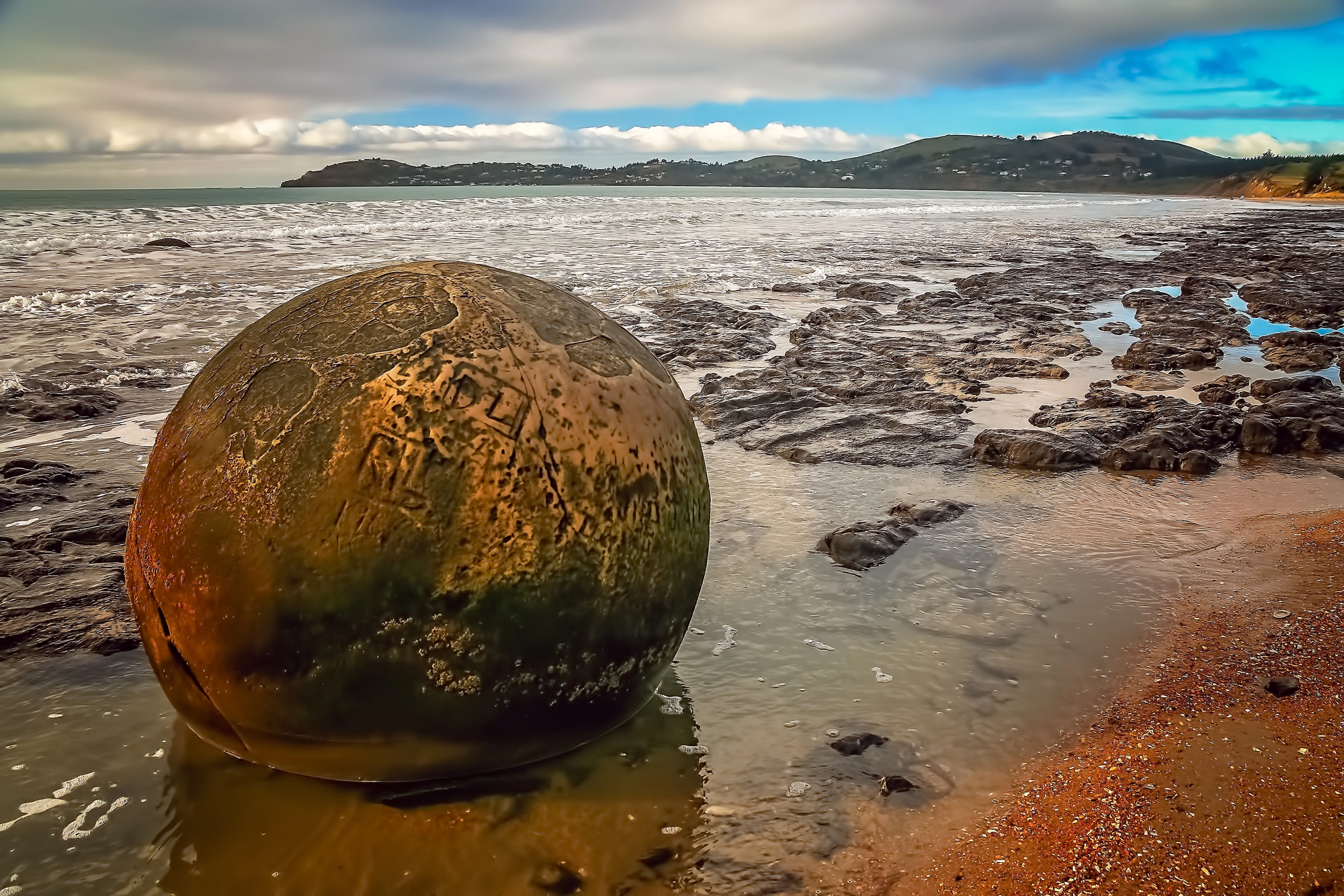 Photos of 17 peculiar rock formations baffling scientists