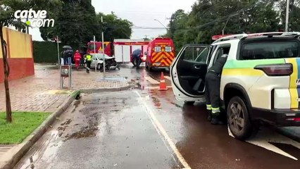 Batida entre dois carros deixa mulher ferida no Ciro Nardi