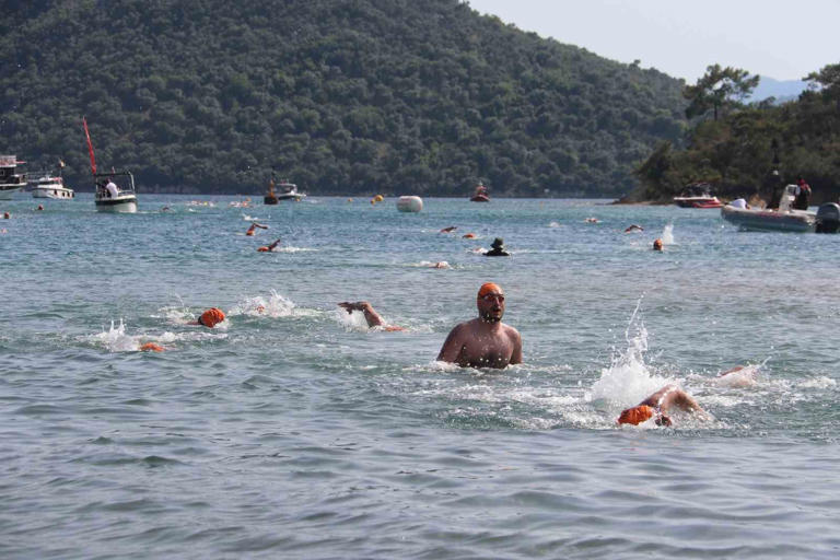 Fethiye’de 863 sporcu şampiyonluk için kulaç attı