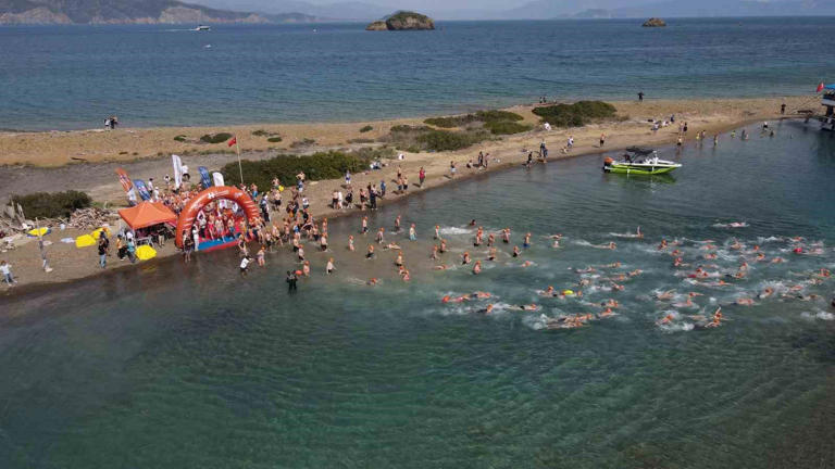 Fethiye’de 863 sporcu şampiyonluk için kulaç attı