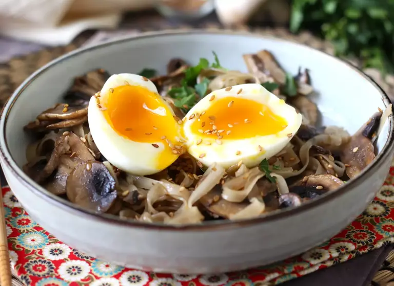 Nouilles de riz aux champignons et leur oeuf mollet