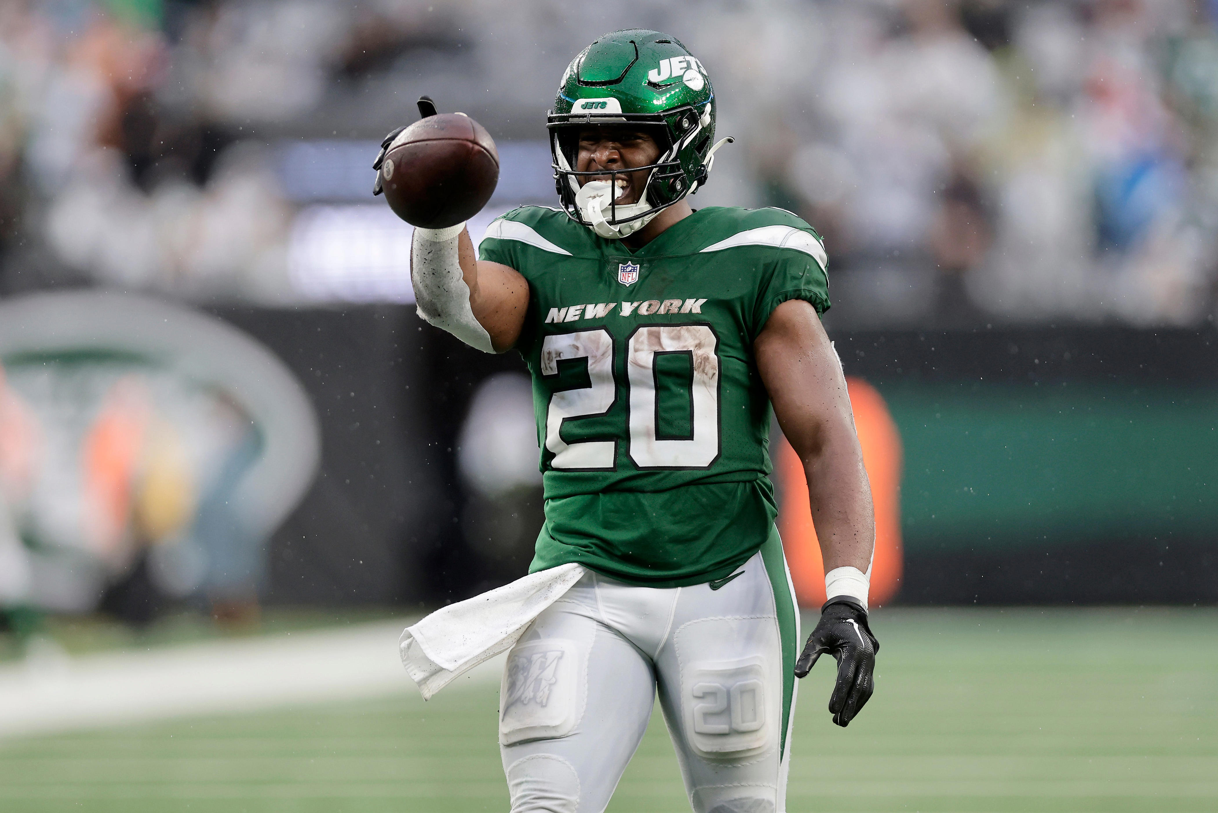 Breece Hall reacts to new contract extension with Jets
