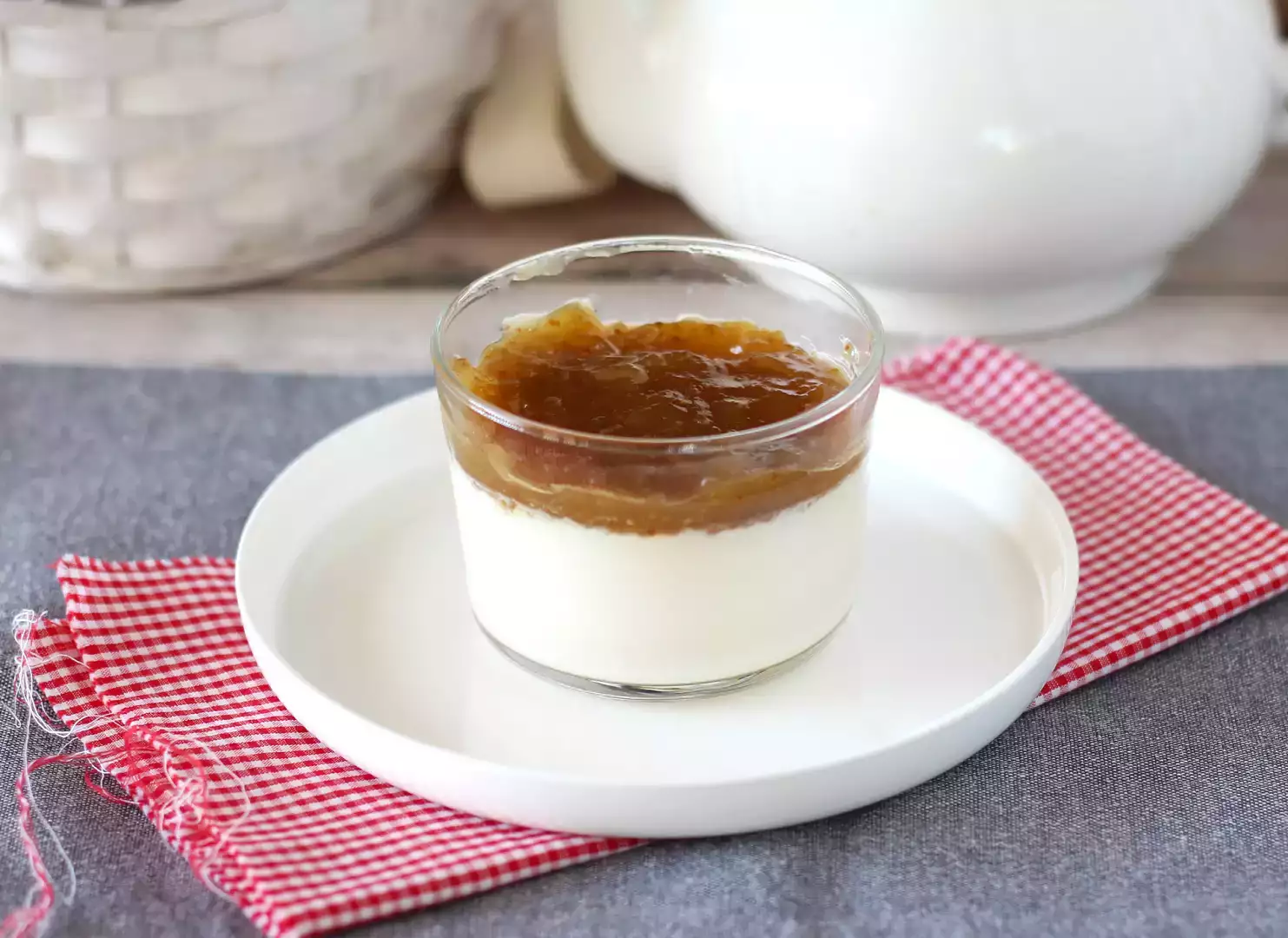 Panna cotta de vainilla con coulis de higo