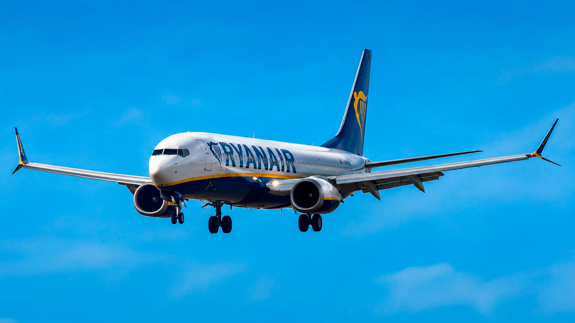Pilot aborts landing after wind shear