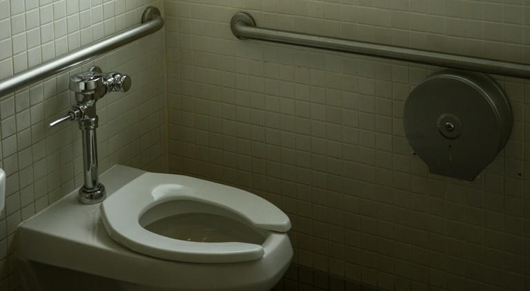 Filma donne nei bagni della Asl: dipendente sospeso dopo la ...