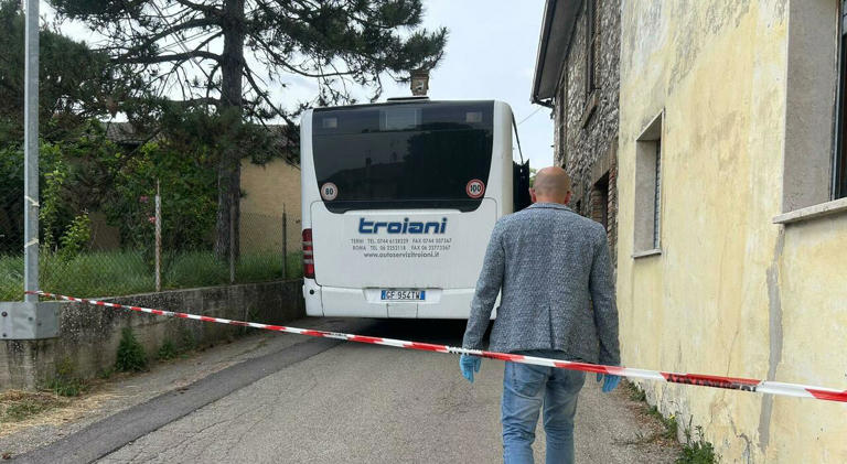 Donna presa a martellate sul bus, l'aggressore (in fuga) è il marito ...