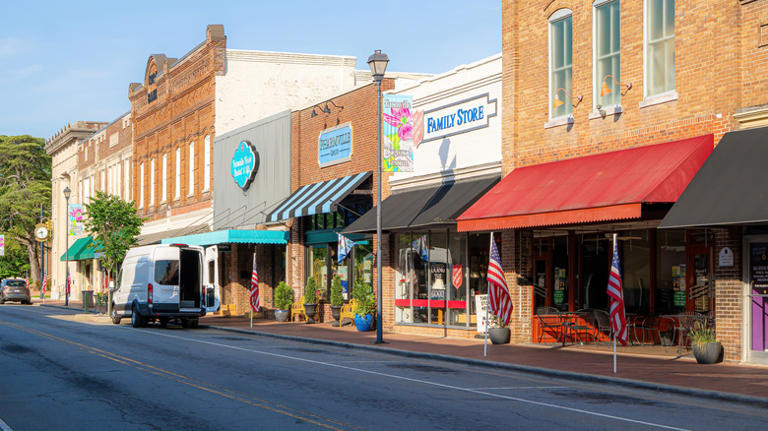 Between Raleigh and the Outer Banks is a North Carolina town with a ...