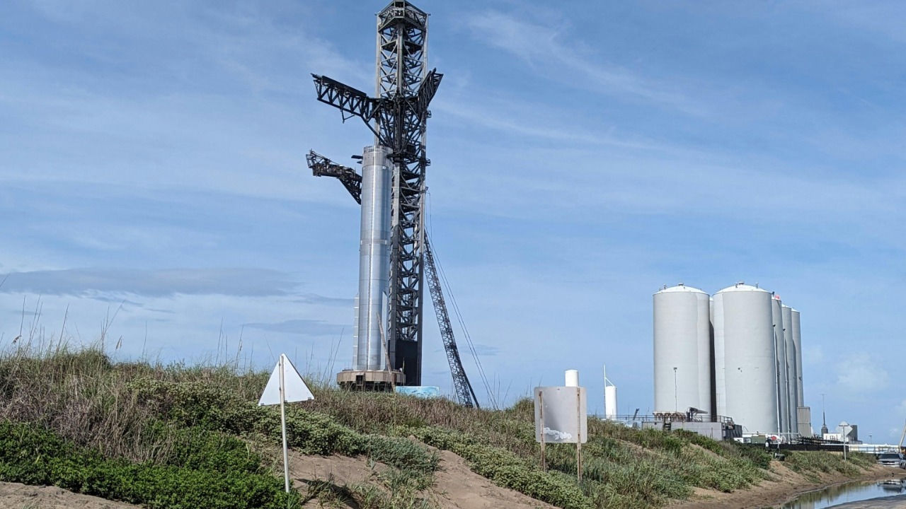 Starship V3 stands 408 feet tall with all Raptor 3 engines and targets ...