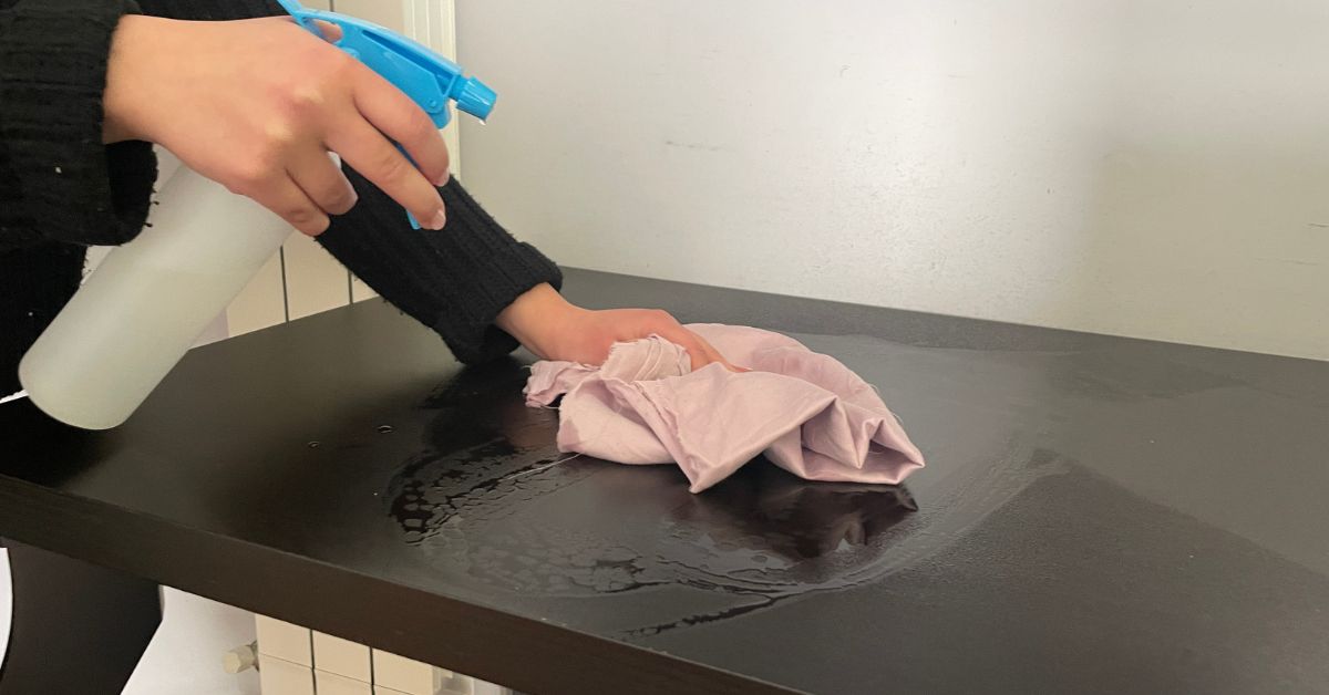 Panno in microfibra e acqua per spolverare il laccato senza graffiarlo