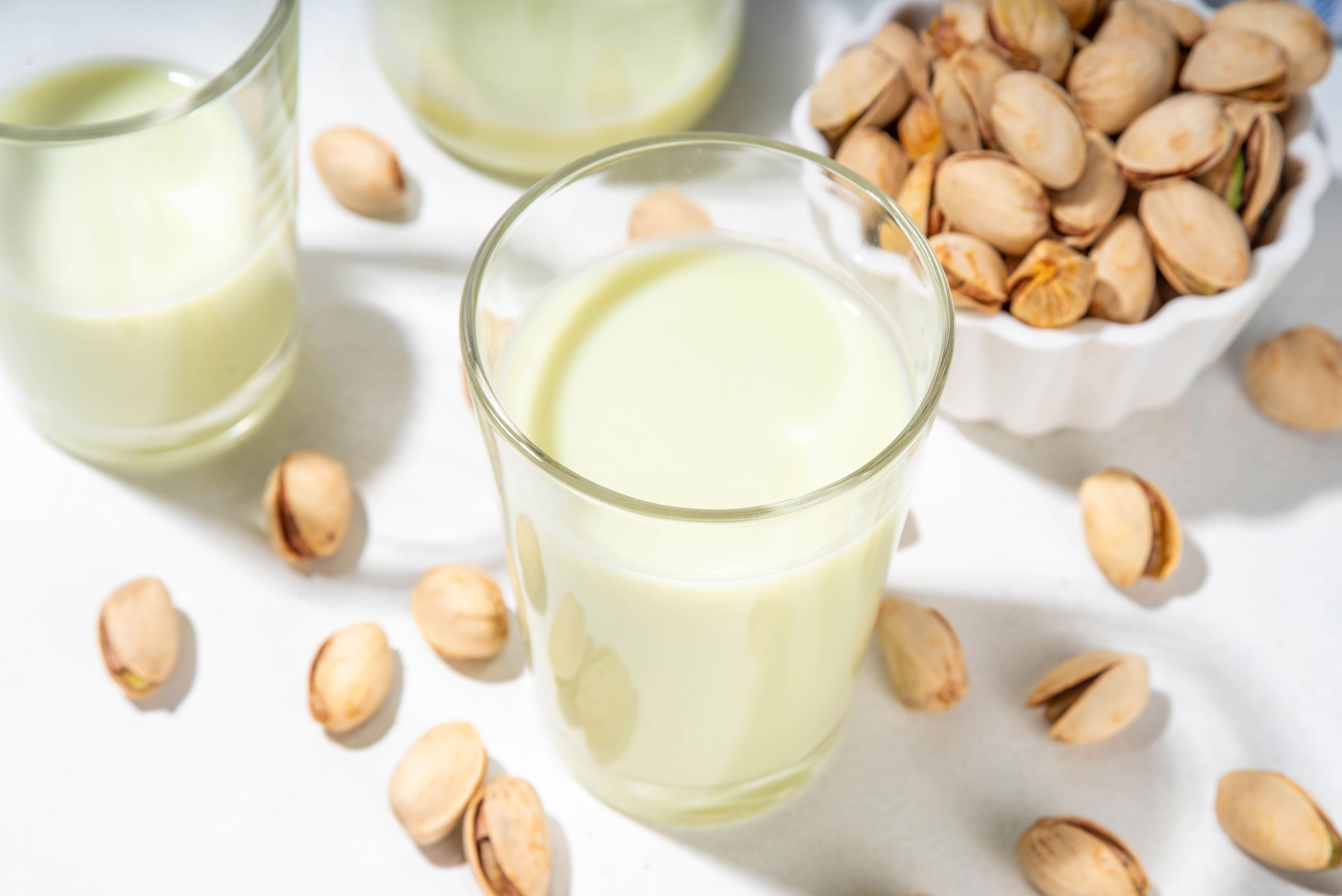 Oubliez l'avoine ou le soja, ce lait de pistache maison est ce qu'il ...