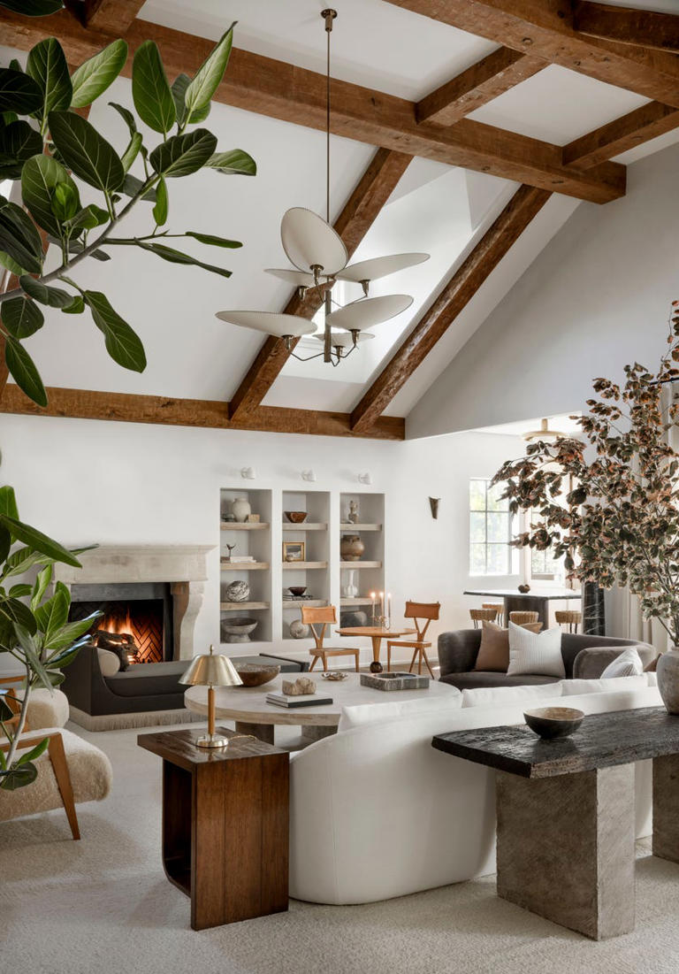 Jeremiah Brent added antiques and ample seating to this hosting-ready ...