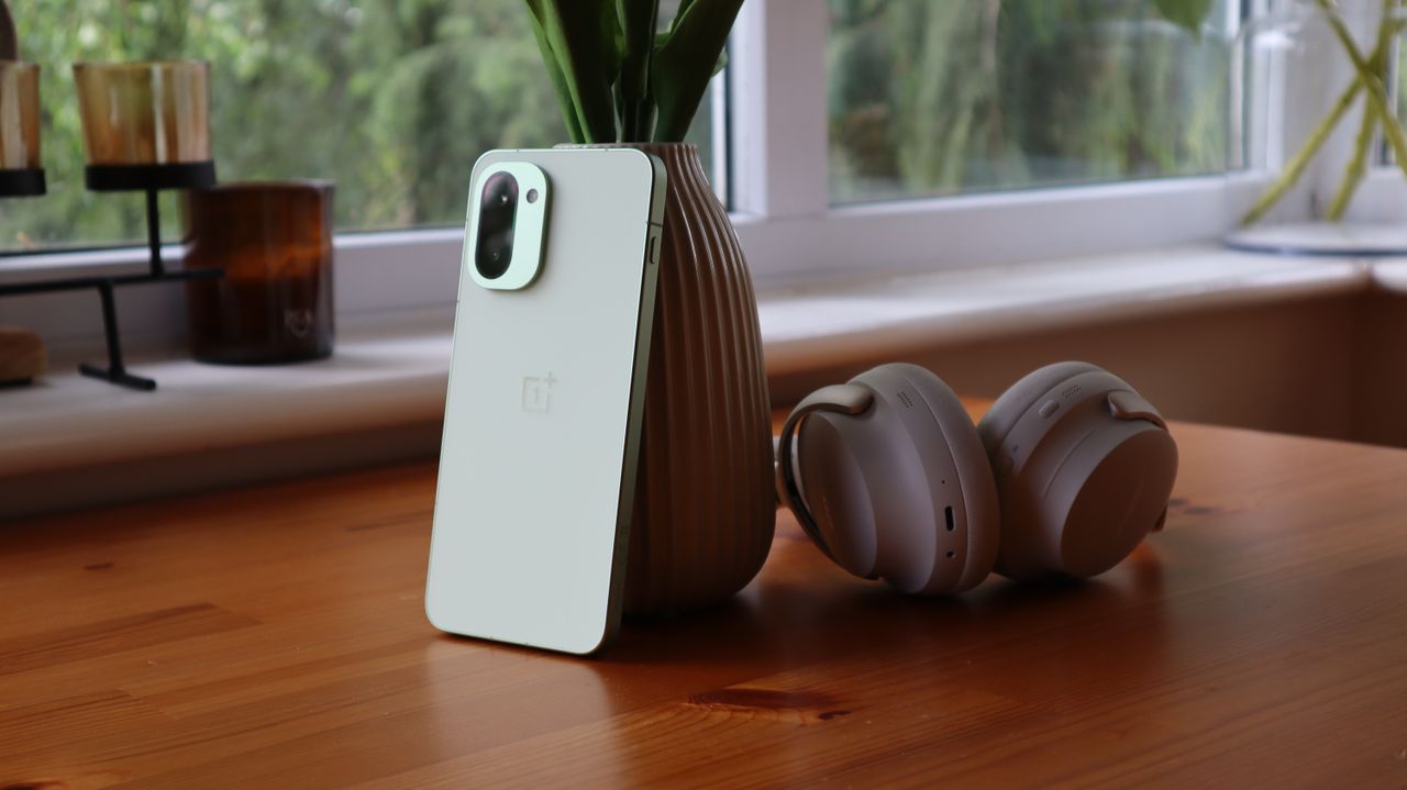 OnePlus 15R review: flagship-beating battery life in a stylish mid ...