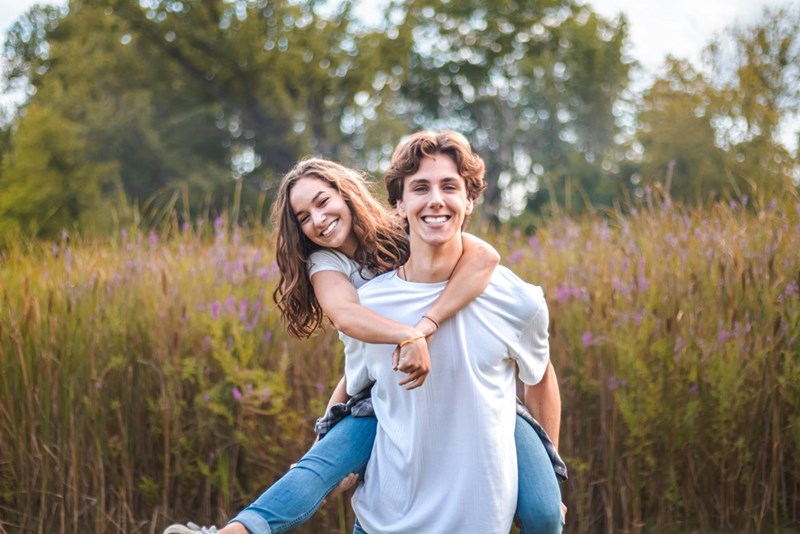 Bride finds the perfect thrifted wedding dress while friend secretly ...