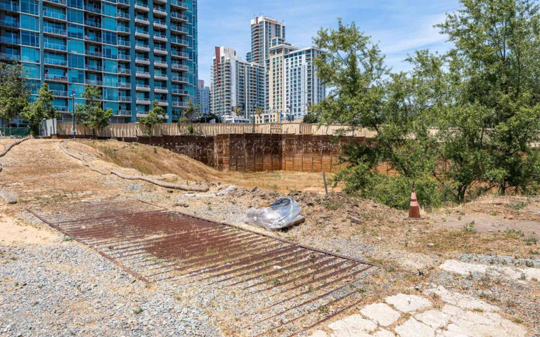 A fault line halted plans for a 40-story tower. Years later, the site ...