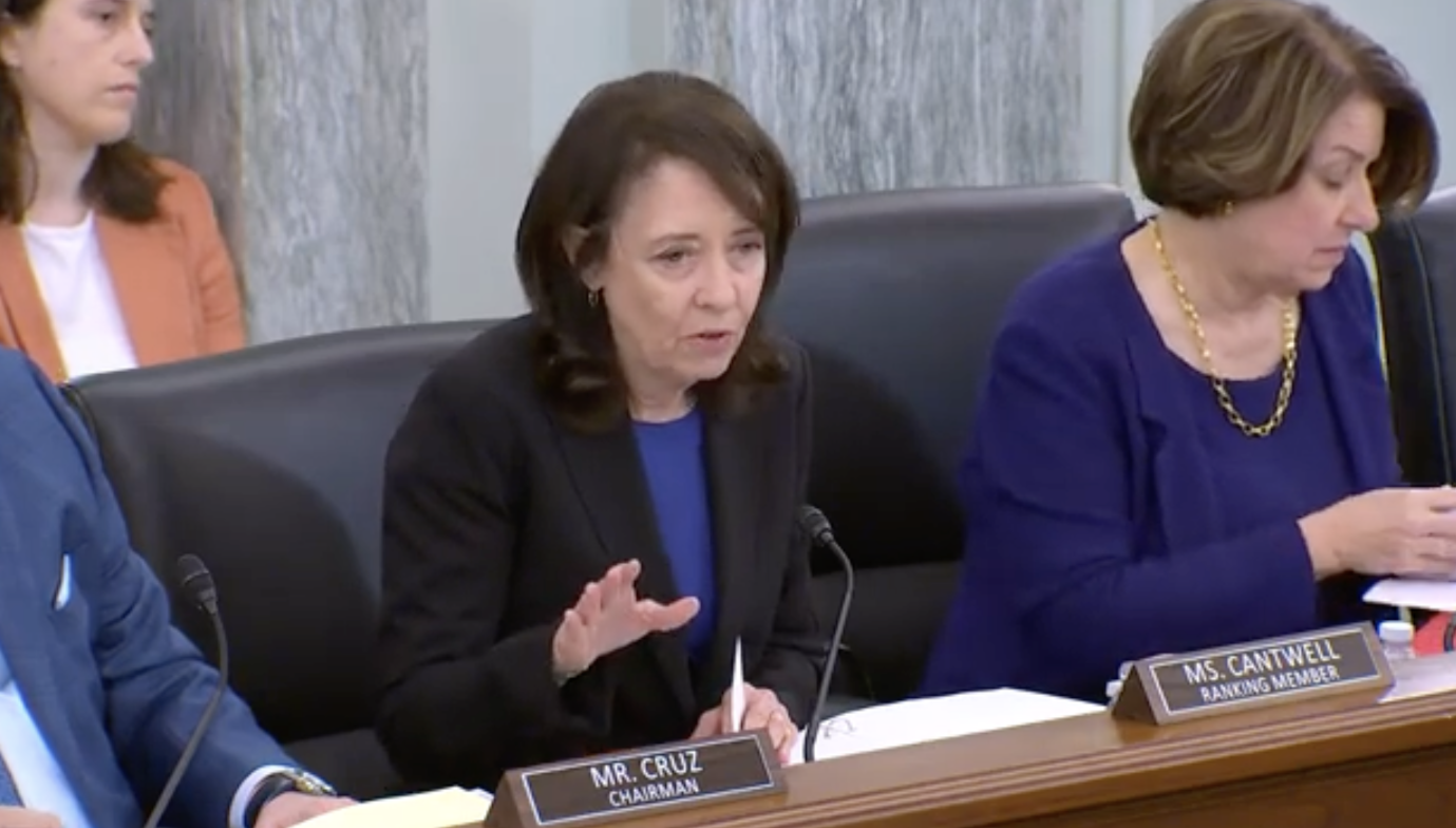 'This should be a bipartisan organization': Maria Cantwell tears into ...