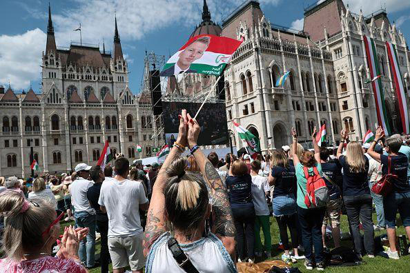 Macaristan Başbakanı Magyar, 'rejim değişikliği' partisi eşliğinde ...