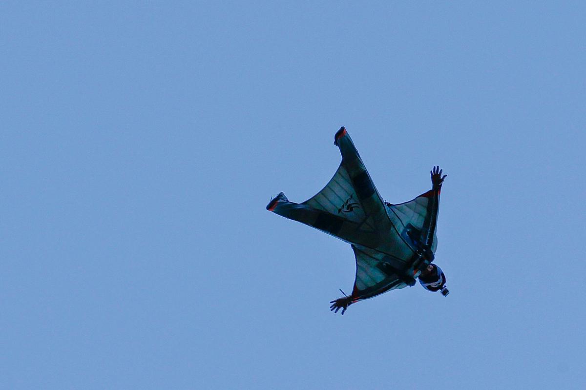 Luftkollision, Stromleitung berührt und in Fluss gestürzt: Wingsuit ...
