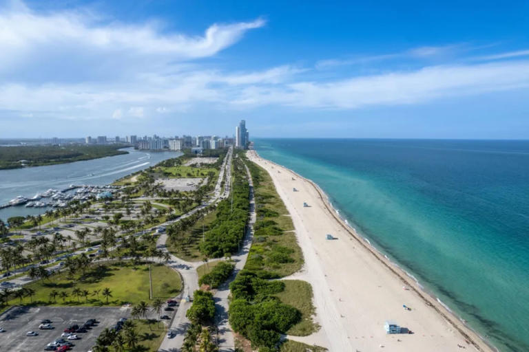 Popular Miami tourist attraction rocked by apparent boat explosion, 15 ...
