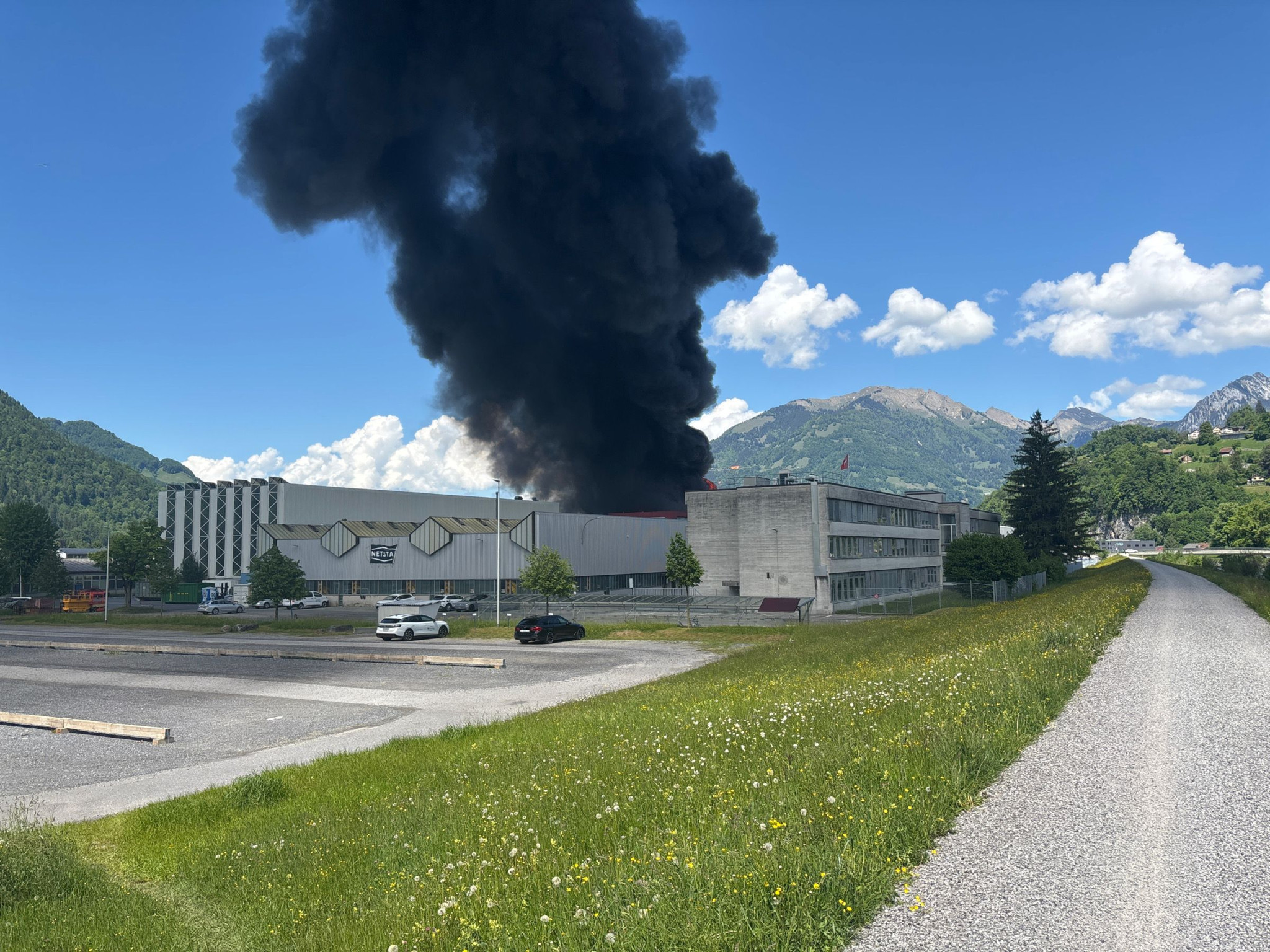 Grossbrand mit starker Rauch­entwicklung in Näfels