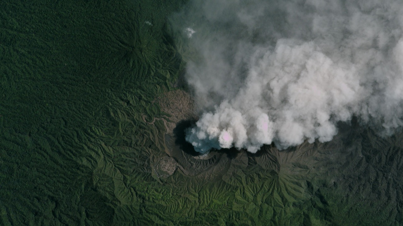 Mount Dukono in Indonesia erupts with a 10 km ash column and kills 3 ...