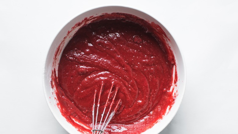 What makes red and pink velvet cake different?