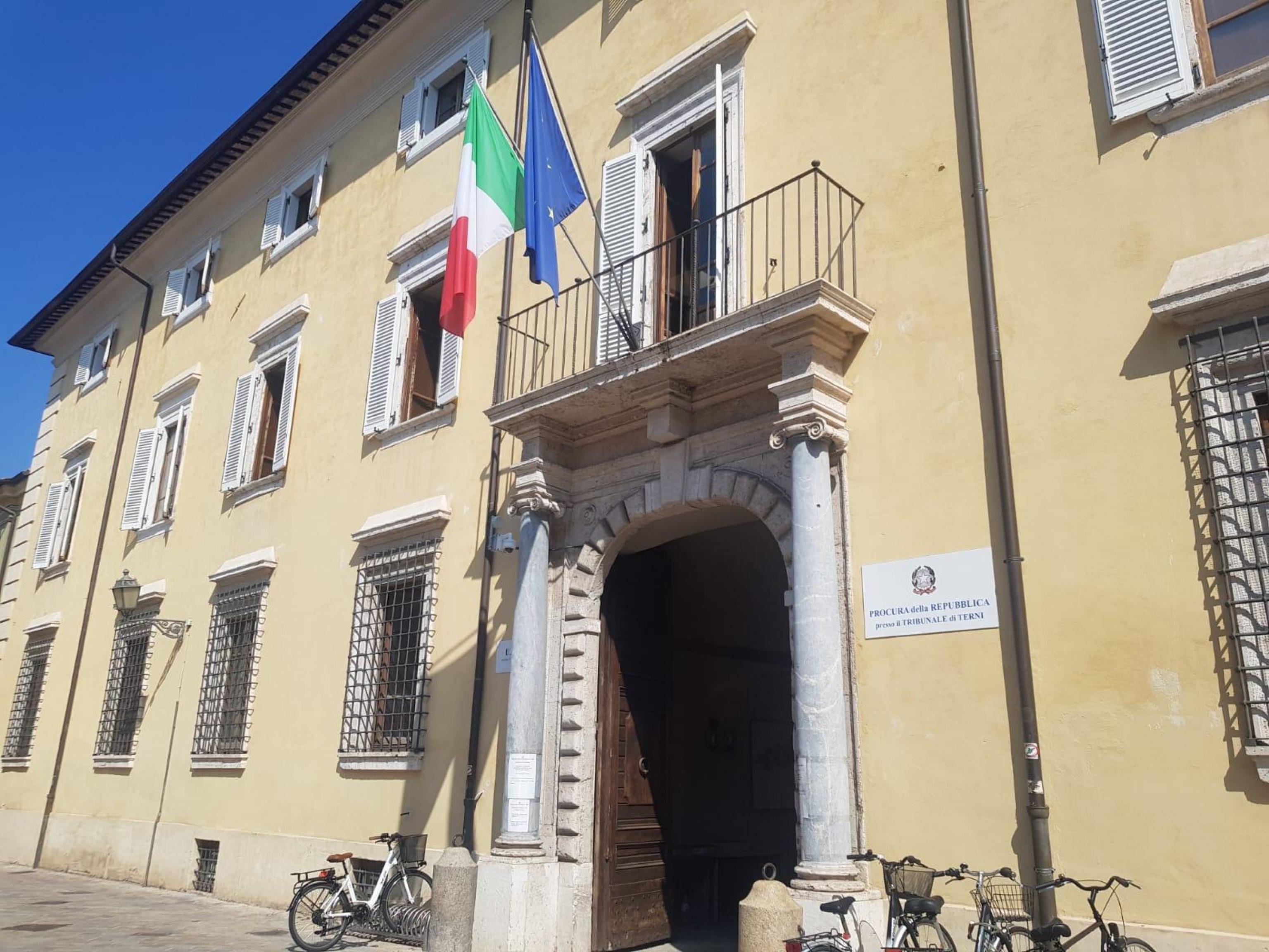 Aveva il braccialetto elettronico l'uomo che ha aggredito la moglie con ...