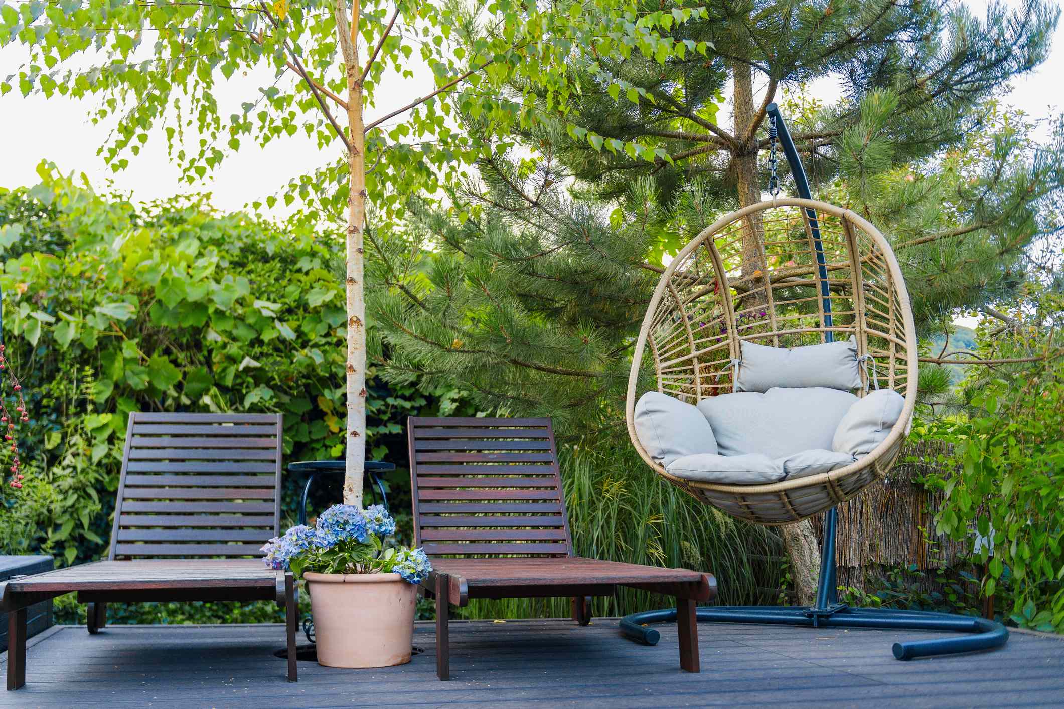 The backyard decor designers always thrift, even for their fanciest clients