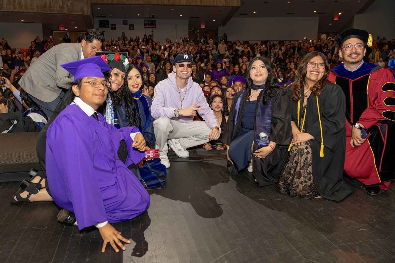 Peso Pluma apadrina a los primeros 200 estudiantes mexico-americanos ...