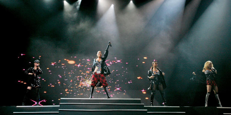 Fans think pop stars are cancelling tours due to 'blue dot fever'