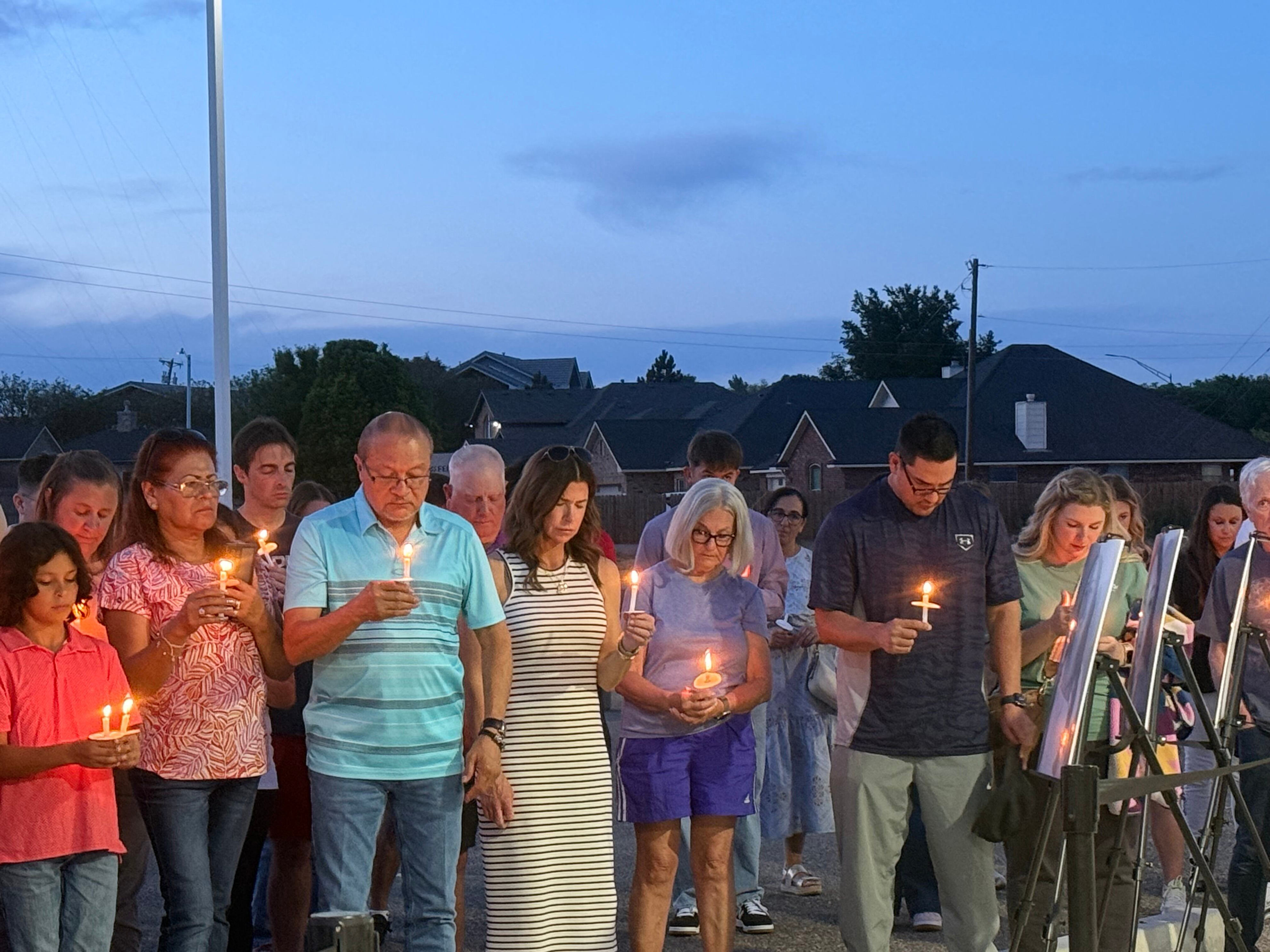 Amarillo community gathers for candlelight vigil honoring plane crash ...