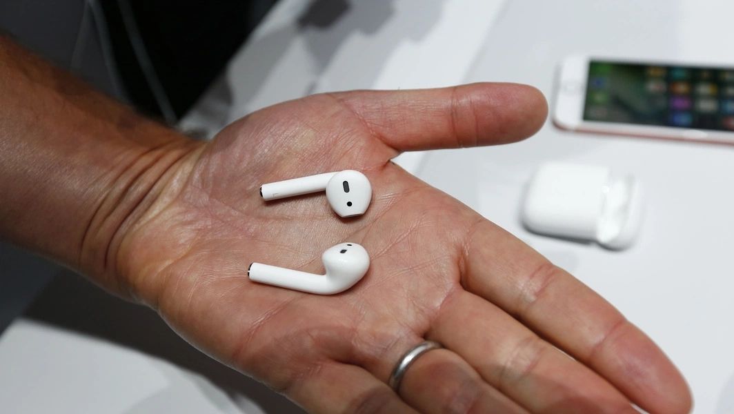 Apple's camera-equipped AirPods enter final testing phase amid Siri delays