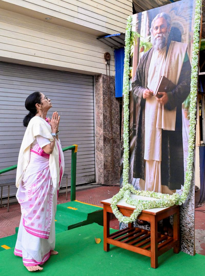 Mamata Banerjee calls for united opposition front against BJP