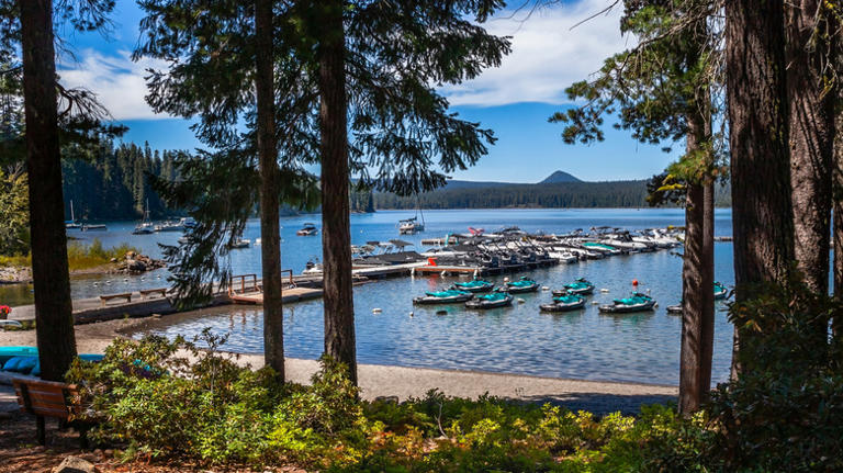 Oregon's scenic lake is a mountain haven for boating, camping, and ...