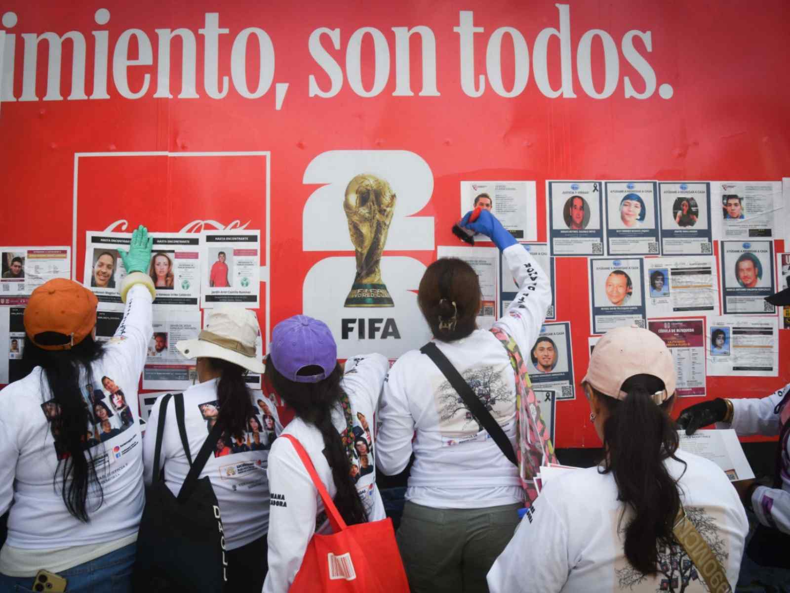 Familias buscadoras pegan fotos de desaparecidos en inmediaciones del ...