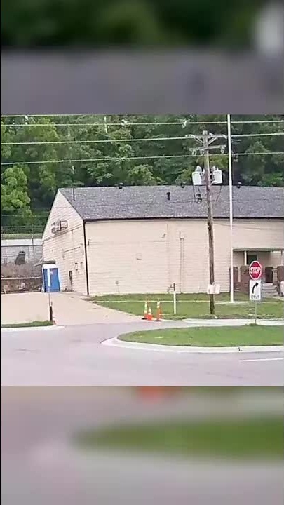 Car crashes through roof of Excelsior Springs Veterans Hall