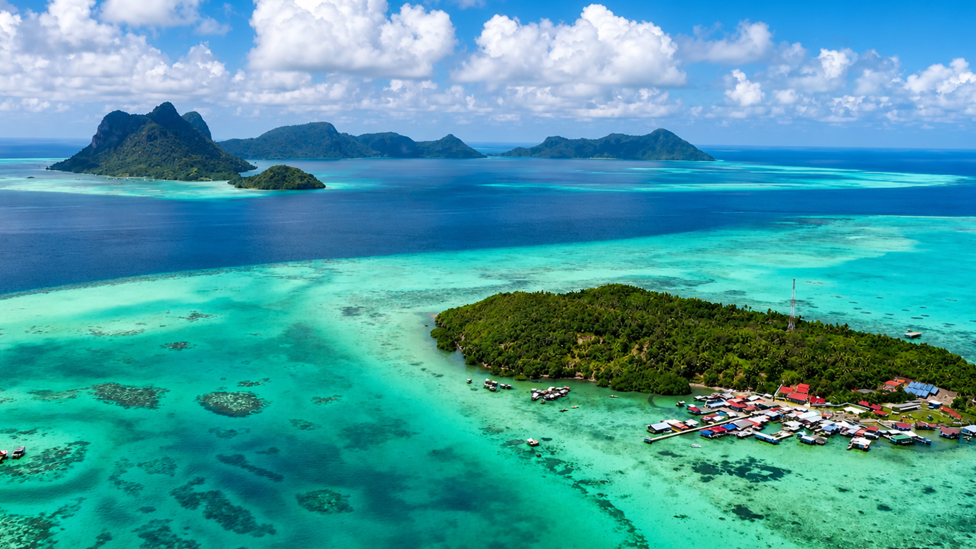 Un village au-dessus des eaux tropicales peu profondes