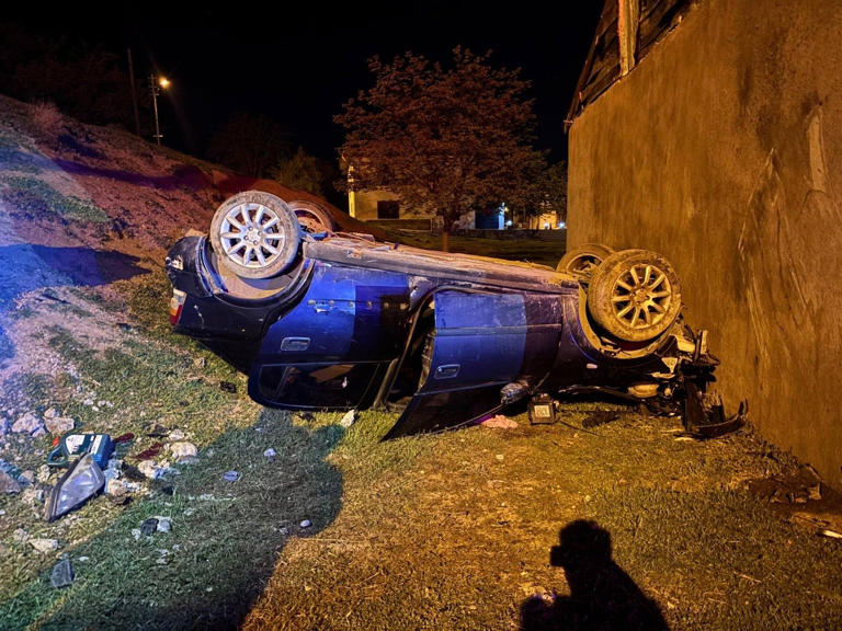 Erzincan’da otomobil evin bahçesine devrildi: 2 yaralı