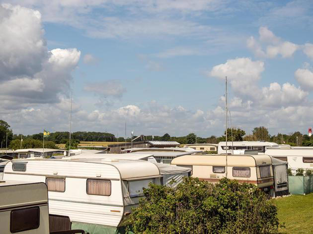 „Alles wird uns genommen“: Urlauber müssen ihre Sachen packen und ...