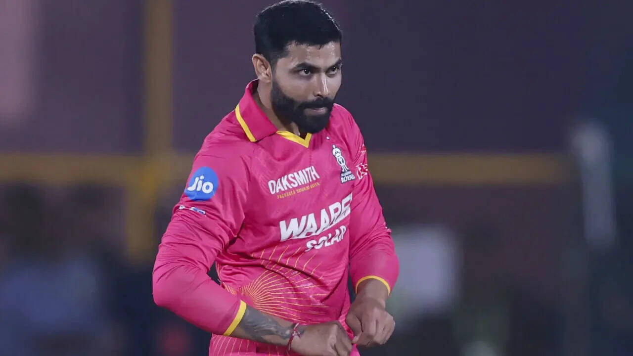 IPL 2026: Ravindra Jadeja's cheeky 'player in pocket' send-off to Jos ...