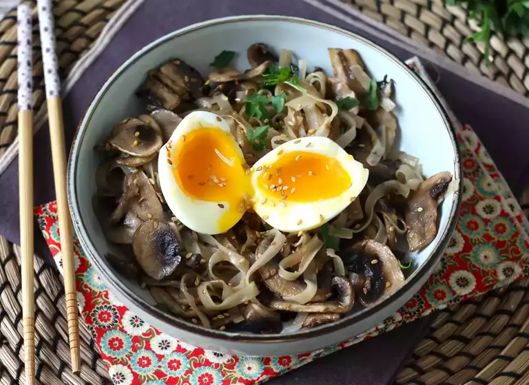 Nouilles de riz aux champignons et leur oeuf mollet