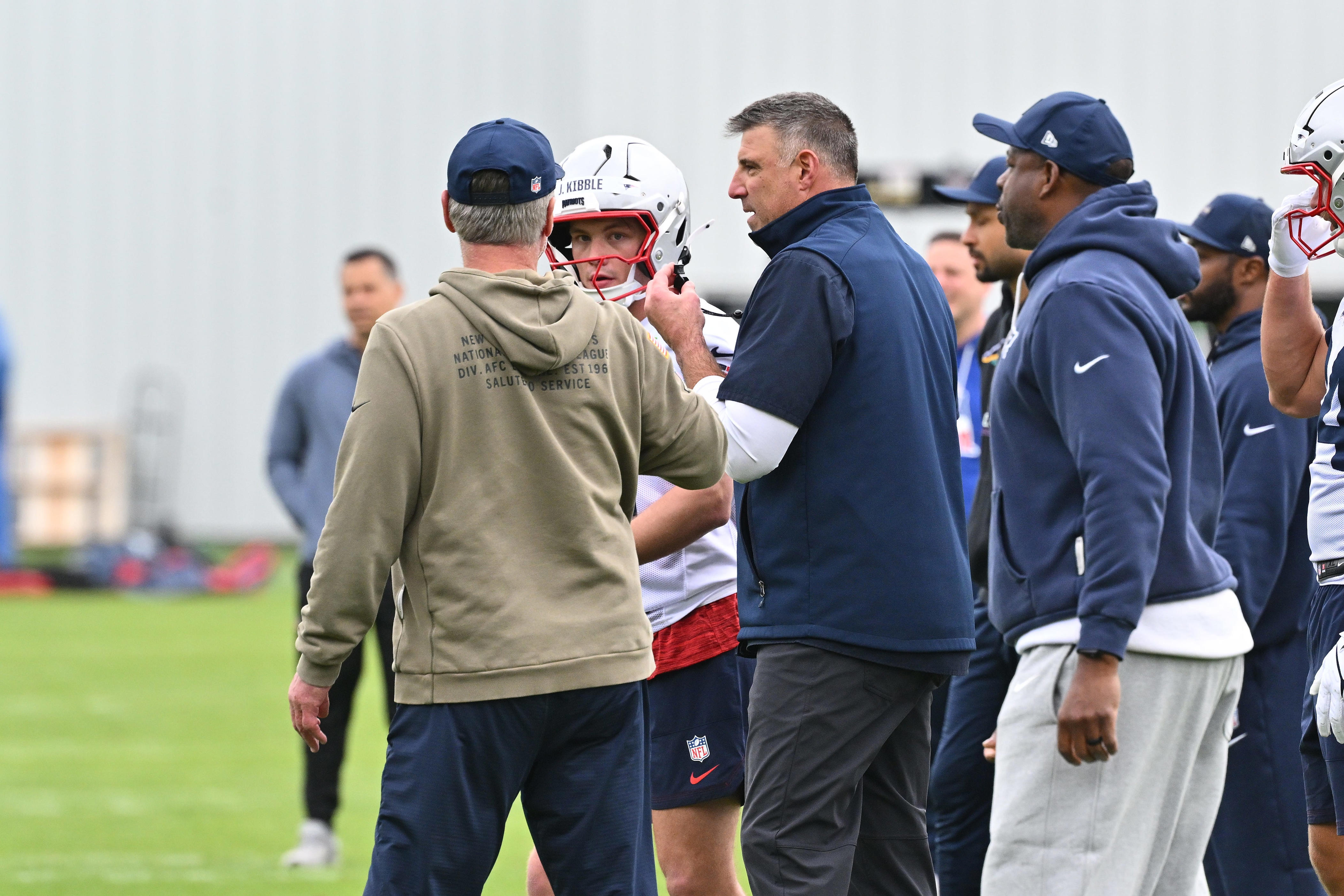 Patriots rookie left minicamp practice early with apparent injury