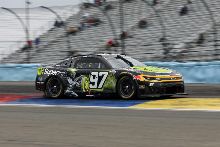 Defending champ SVG secures birthday pole for Go Bowling at The Glen