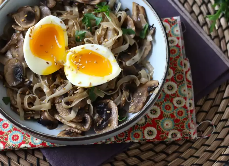 Nouilles de riz aux champignons et leur oeuf mollet